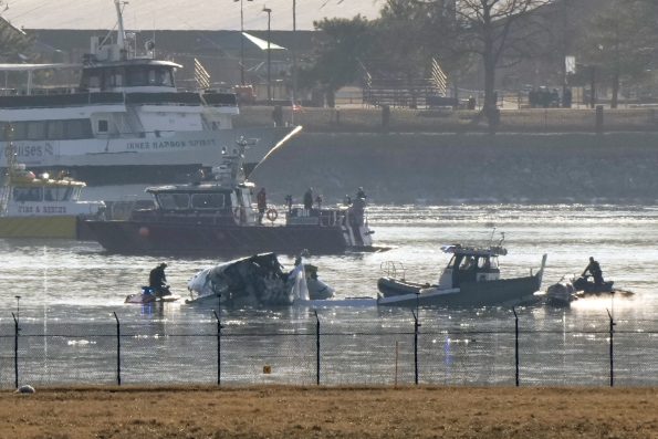 Family of 1 of the 67 Washington plane crash victims sues the FAA, Army ...